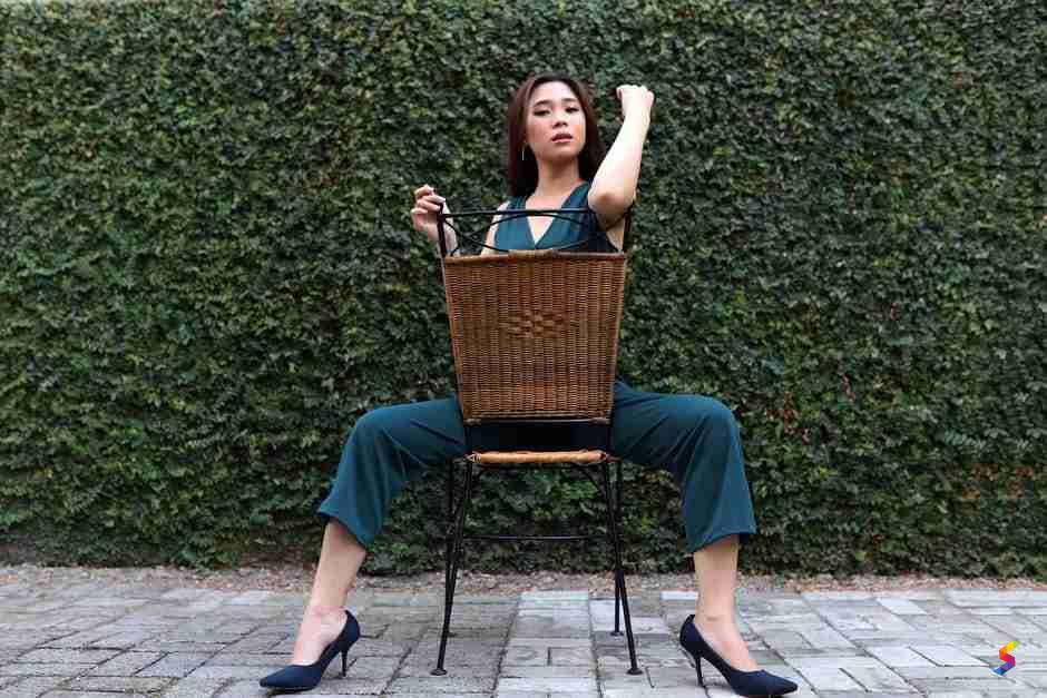 Define Straddle, Straddle Meaning, Straddle Examples, Straddle Synonyms ...