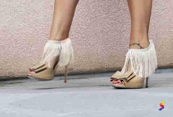 Define Fringe, Fringe Meaning, Fringe Examples, Fringe Synonyms, Fringe ...