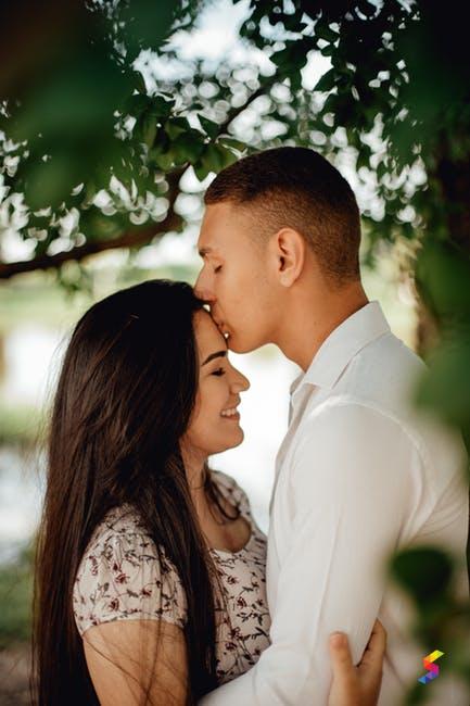 Define Kiss, Kiss Meaning, Kiss Examples, Kiss Synonyms, Kiss Images ...