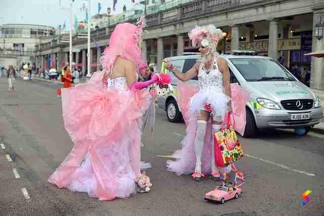 Define Flamboyant, Flamboyant Meaning, Flamboyant Examples, Flamboyant ...