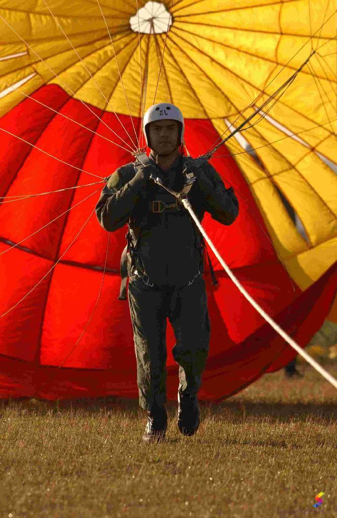 Define Parachute, Parachute Meaning, Parachute Examples, Parachute ...