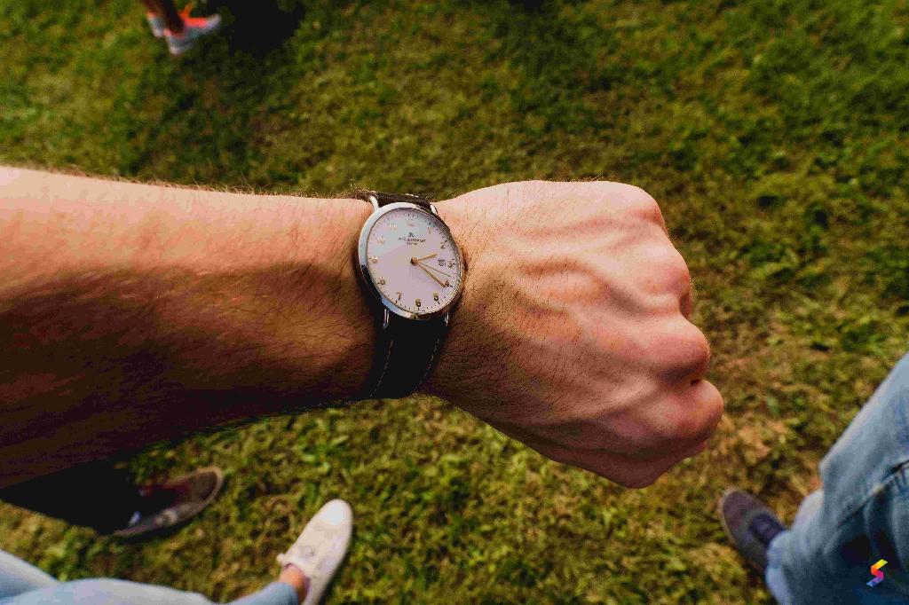 Define Wrist, Wrist Meaning, Wrist Examples, Wrist Synonyms, Wrist ...
