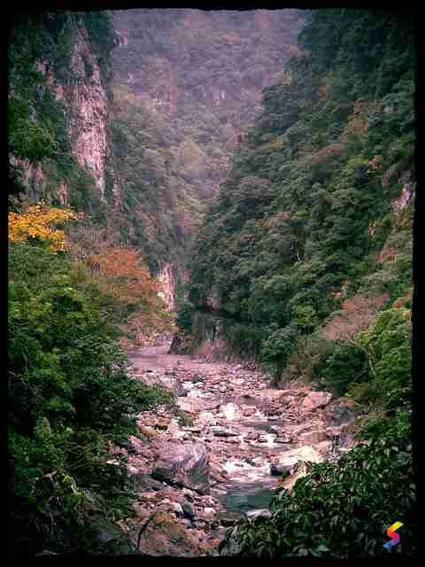 Define Gorge, Gorge Meaning, Gorge Examples, Gorge Synonyms, Gorge ...