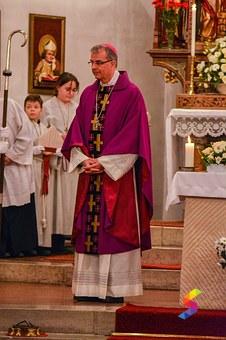 Define Chaplain, Chaplain Meaning, Chaplain Examples, Chaplain Synonyms ...